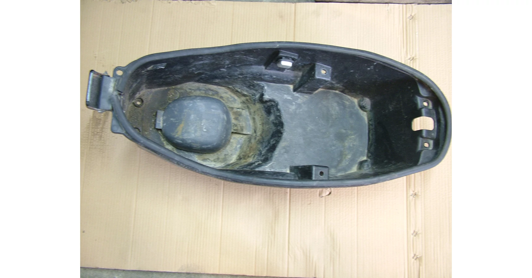 SYM VS 125 150 2006 sisaktartó Helmfach helmet compartement - SYM - CMA ...